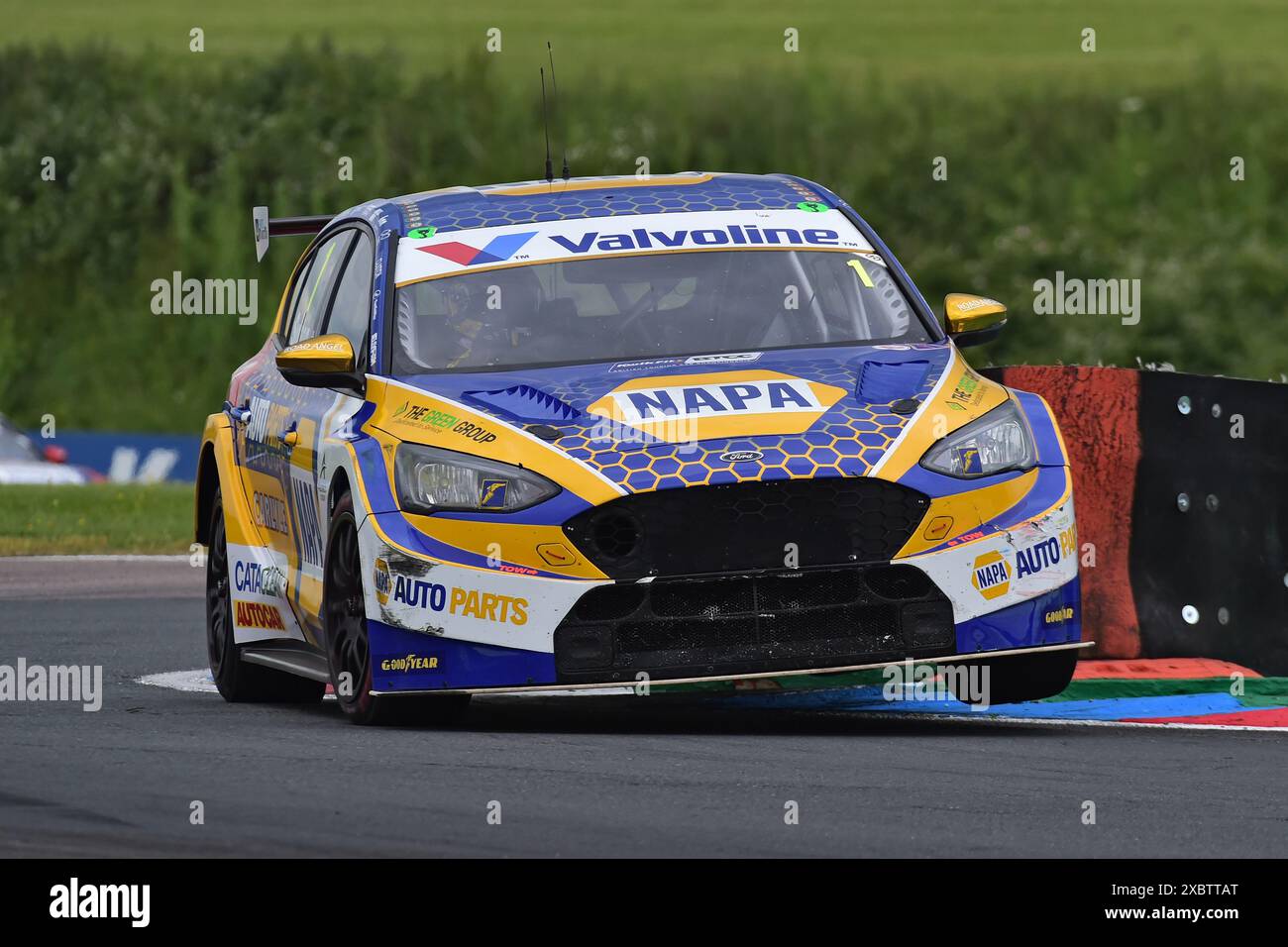 Lifting an inside wheel, Ashley Sutton, Ford Focus ST, NAPA Racing UK ...