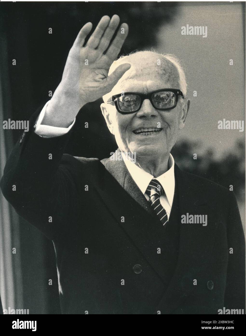 Italian President Sandro Pertini waves 1979 in Bonn, Germany ...