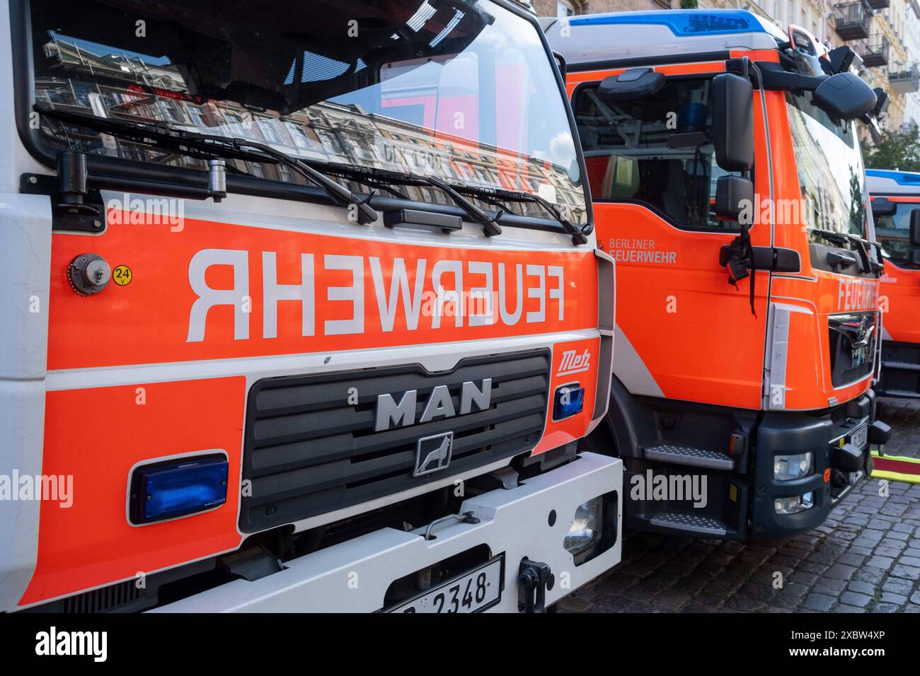 Löschfahrzeuge der Berliner Feuerwehr auf der Feuerwache 1300 in Berlin ...