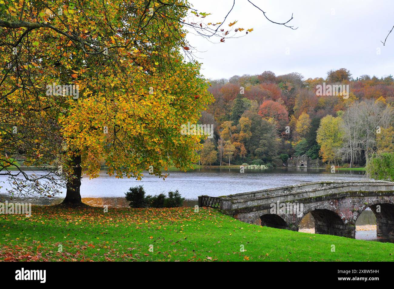 Palladian Bridge and Beautiful Autumn Colours of Trees, Stourhead ...