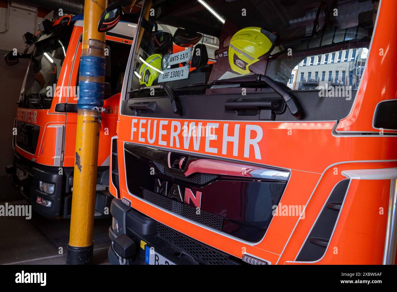 Löschfahrzeuge der Berliner Feuerwehr auf der Feuerwache 1300 in Berlin ...