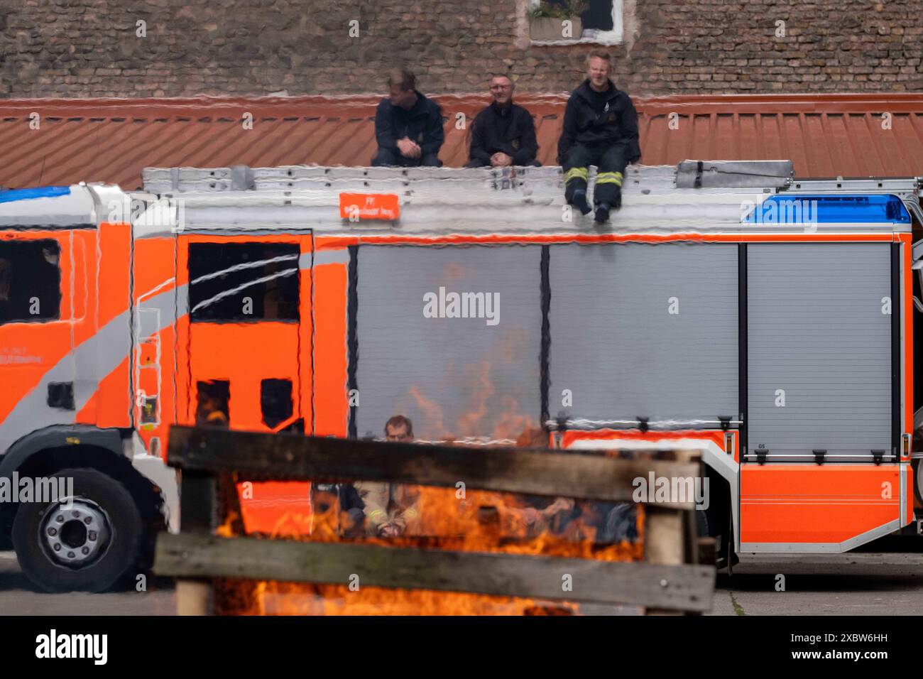 Löschfahrzeuge der Berliner Feuerwehr bei einer kleinen Einsatzübung ...