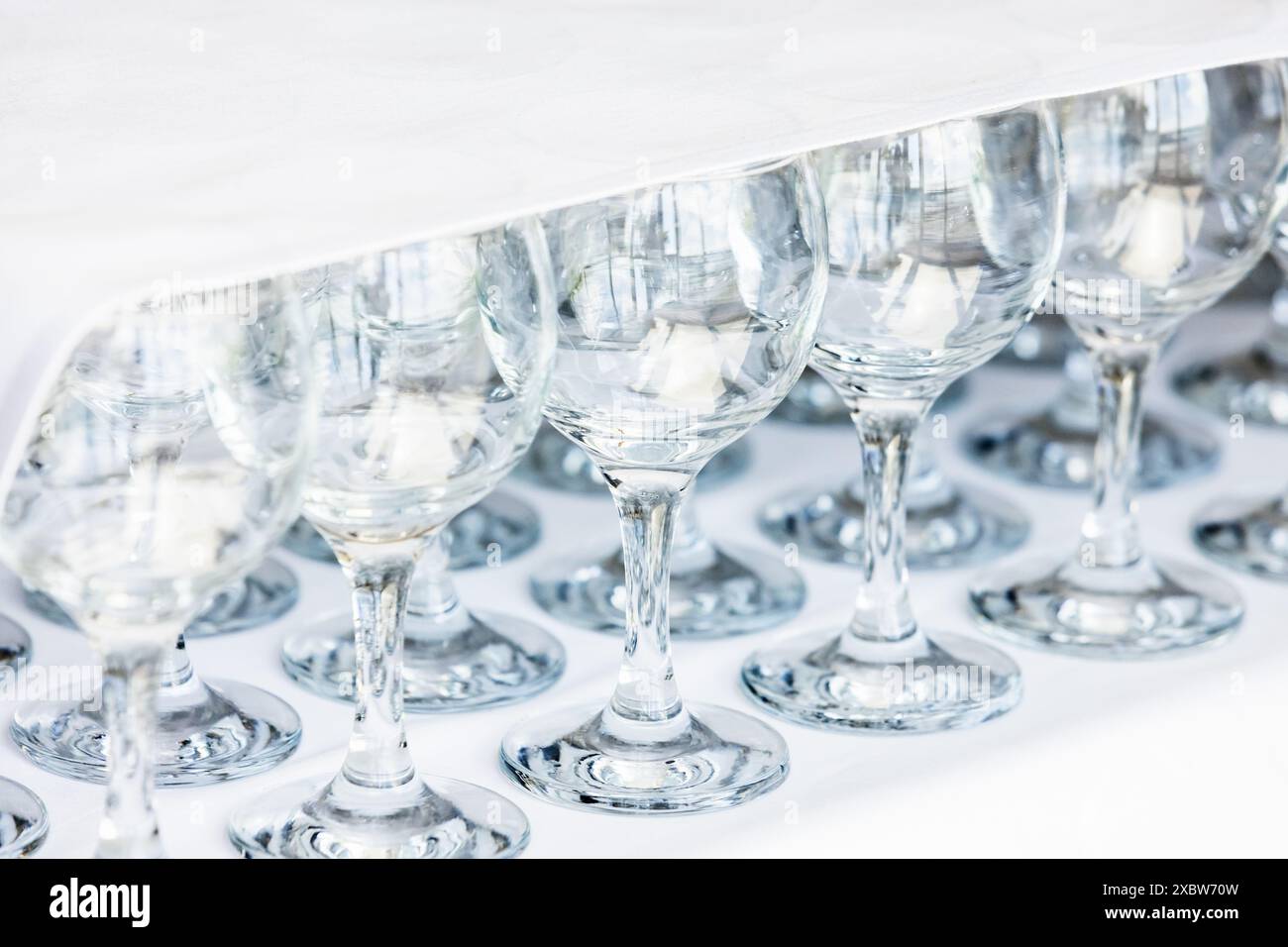 Empty glasses table hi-res stock photography and images - Alamy