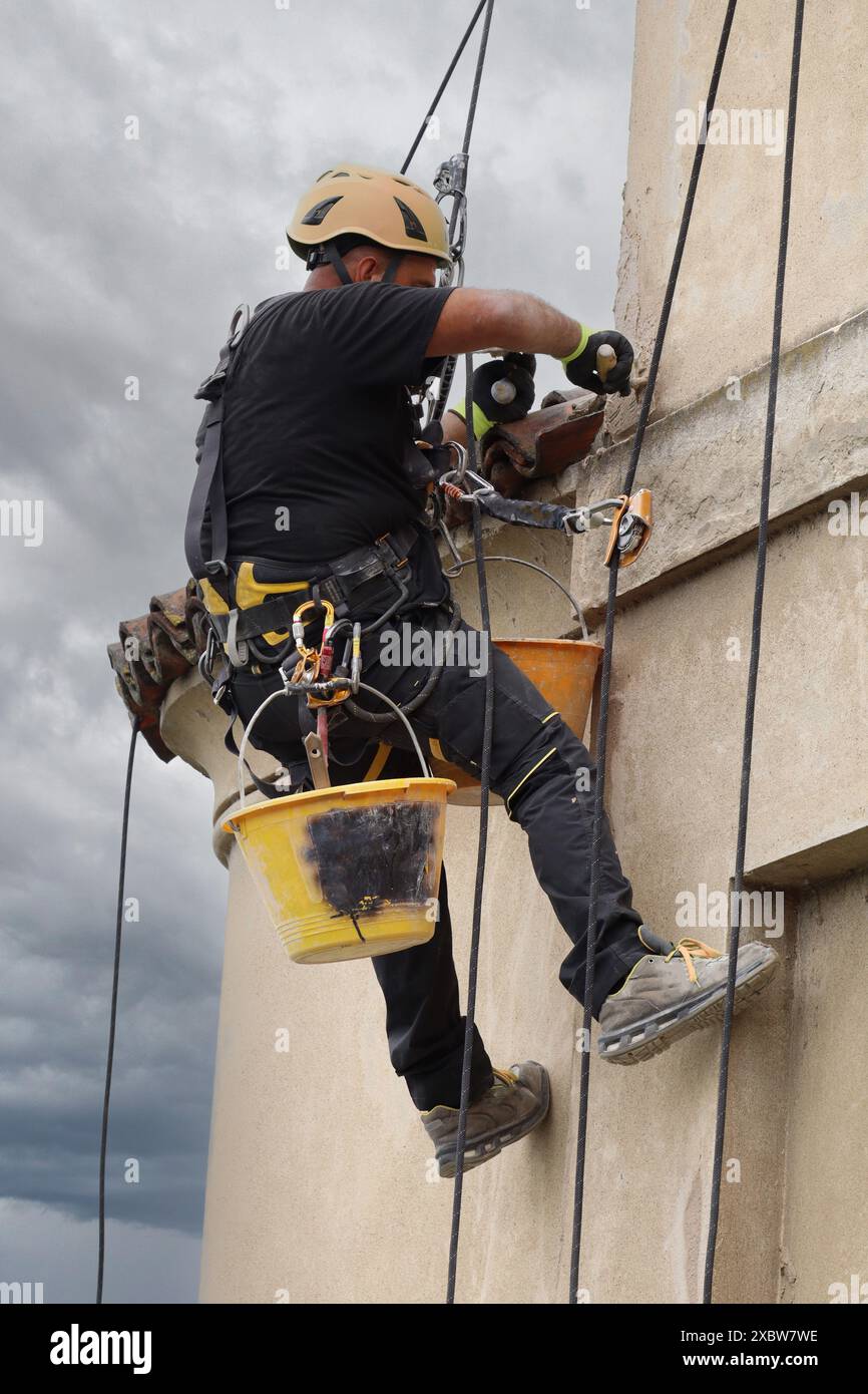 Facade rope access maintenance hi-res stock photography and images - Alamy