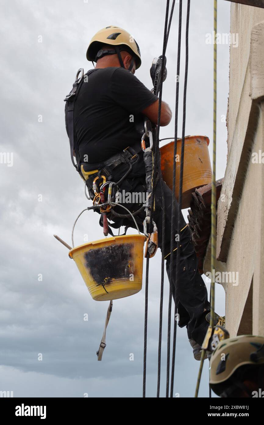 Facade rope access maintenance hi-res stock photography and images - Alamy