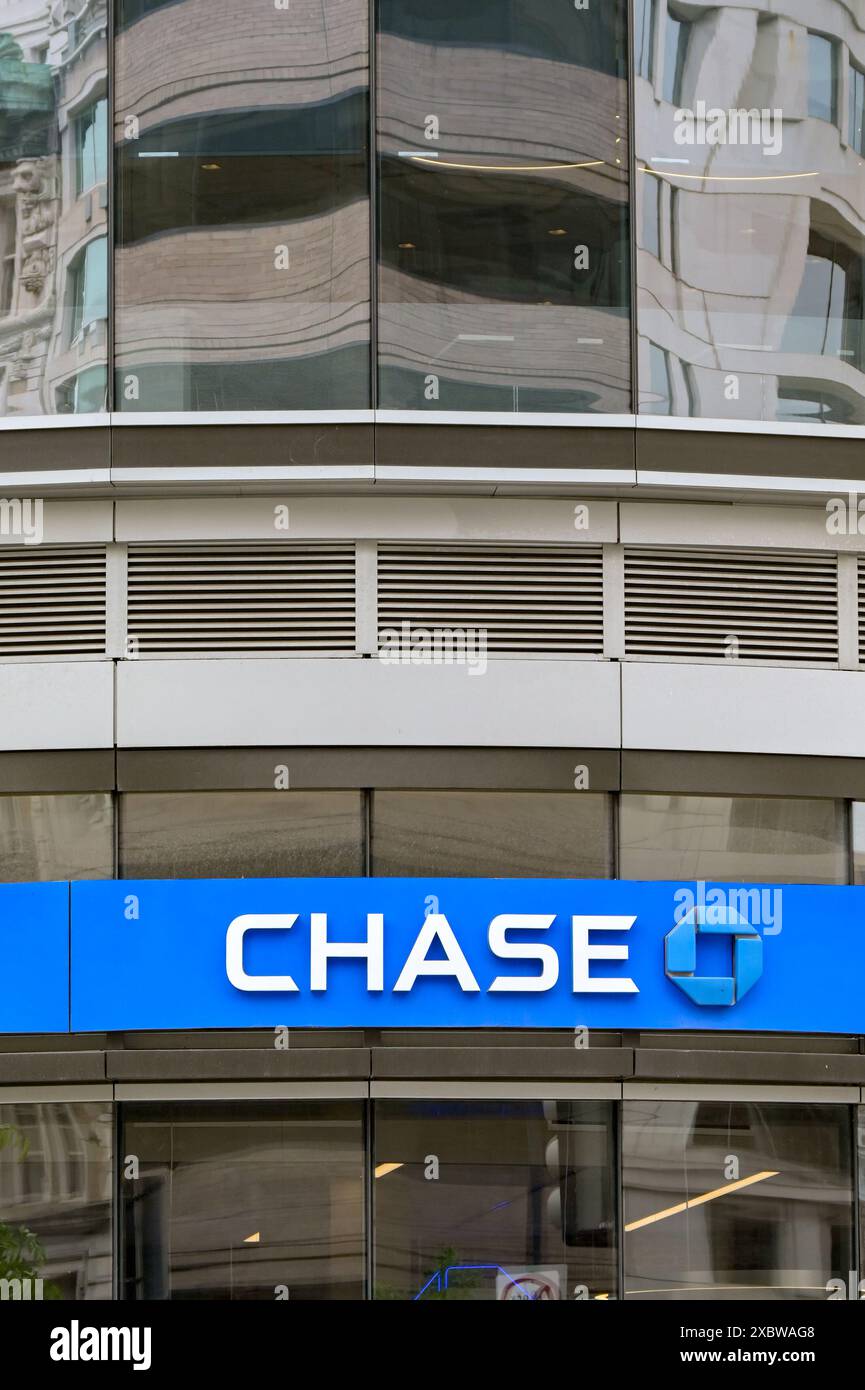 Chase bank branch sign logo hi-res stock photography and images - Alamy