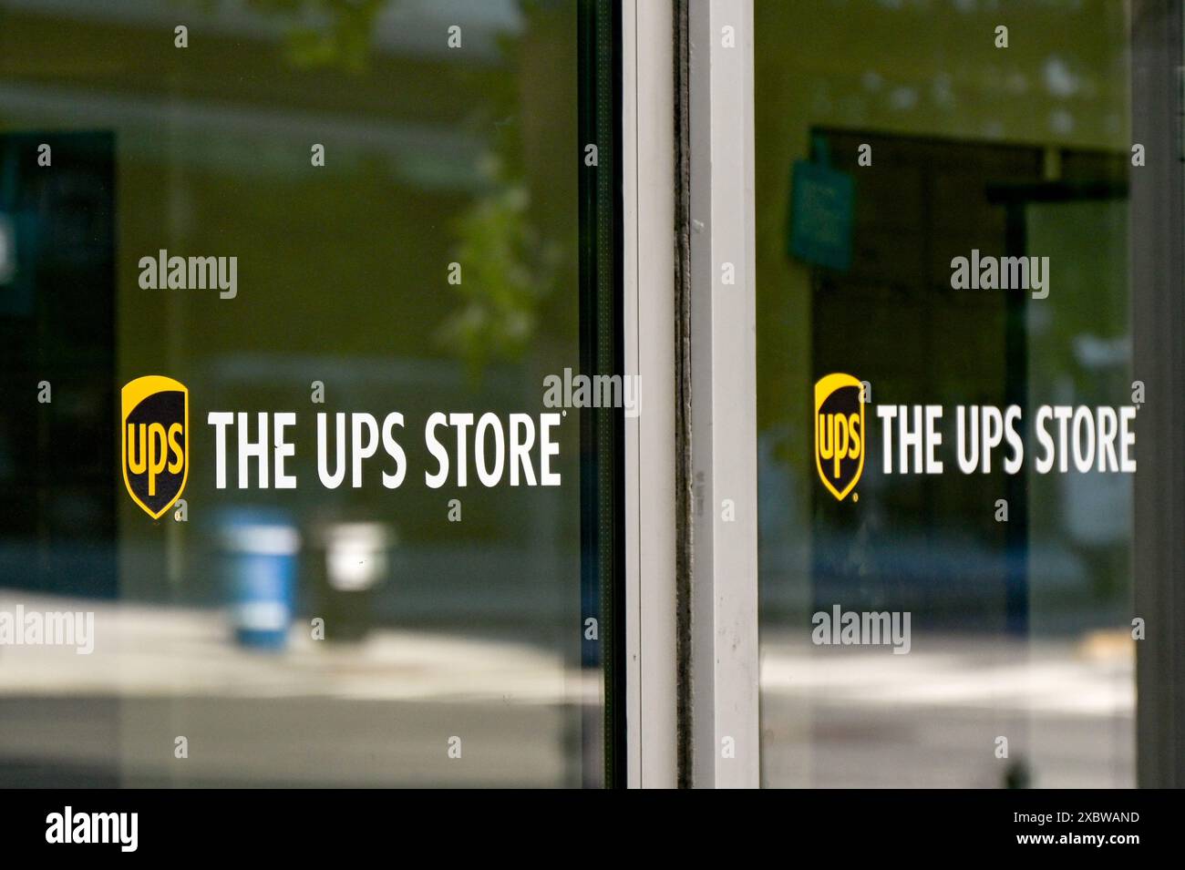 The ups store hi-res stock photography and images - Alamy