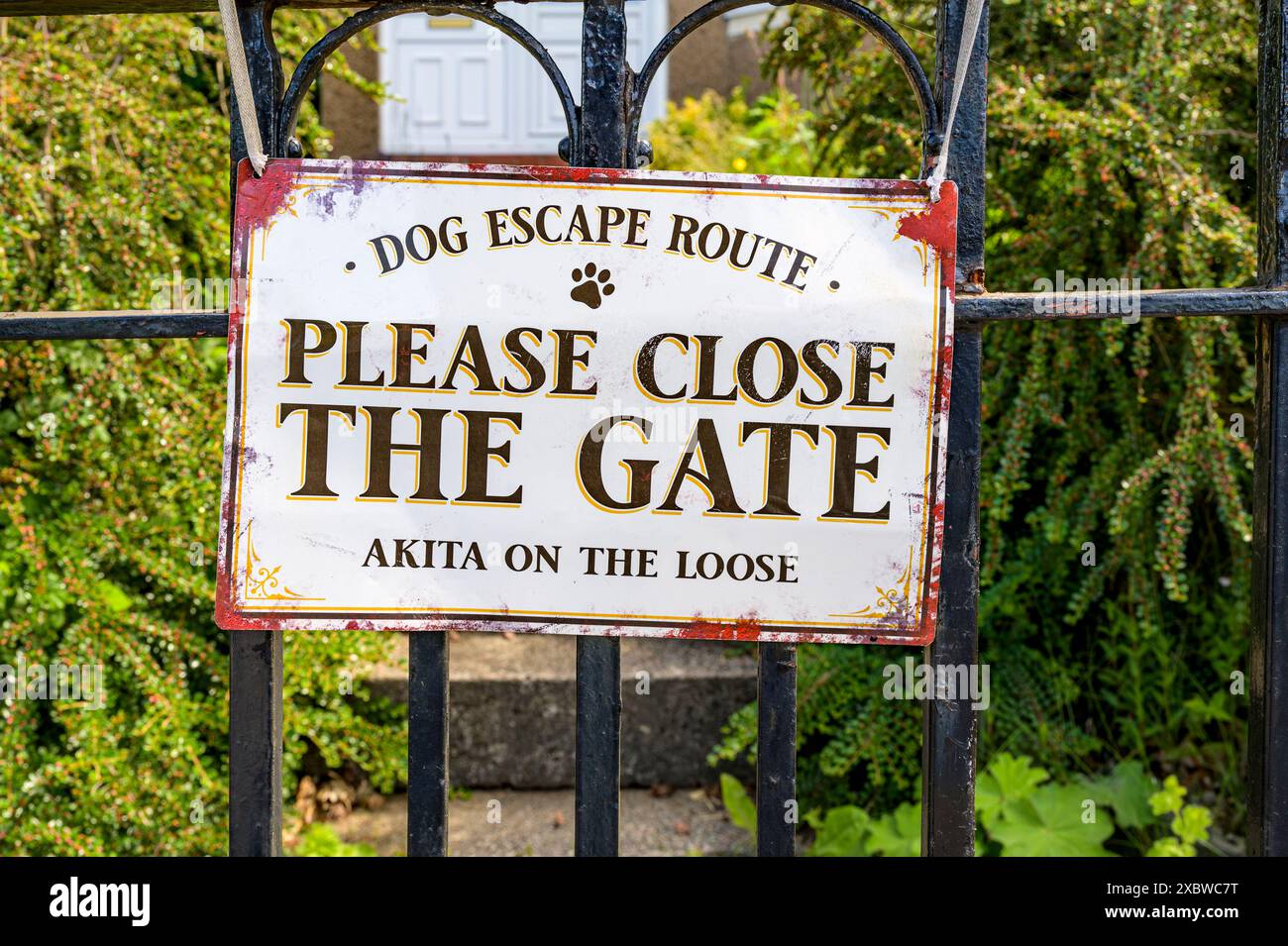 Please close the gate sign Stock Photo - Alamy