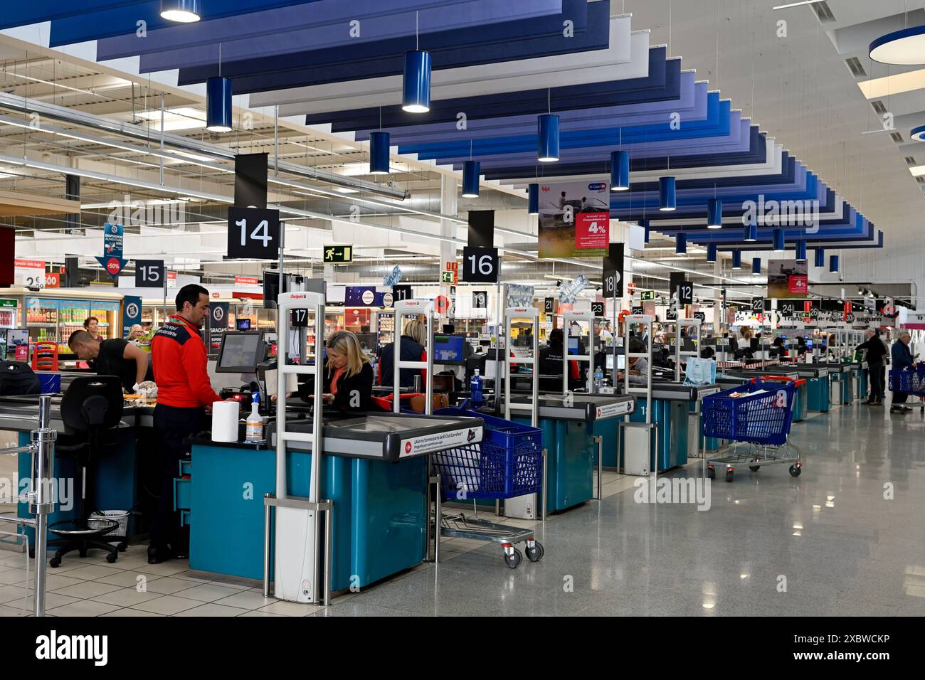 Manned checkout hi-res stock photography and images - Alamy