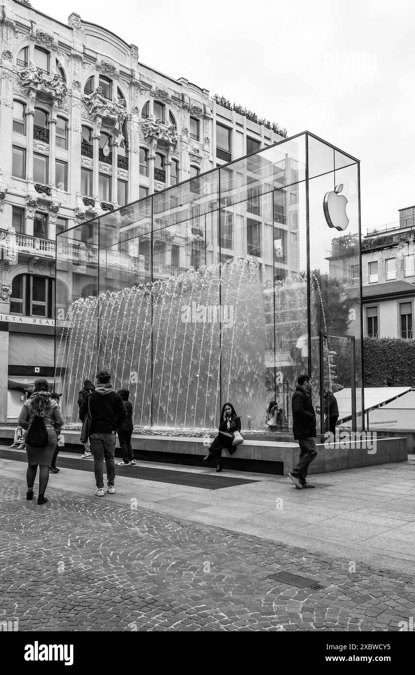 Exterior of the Apple flagship store, with the spectacular crystal ...