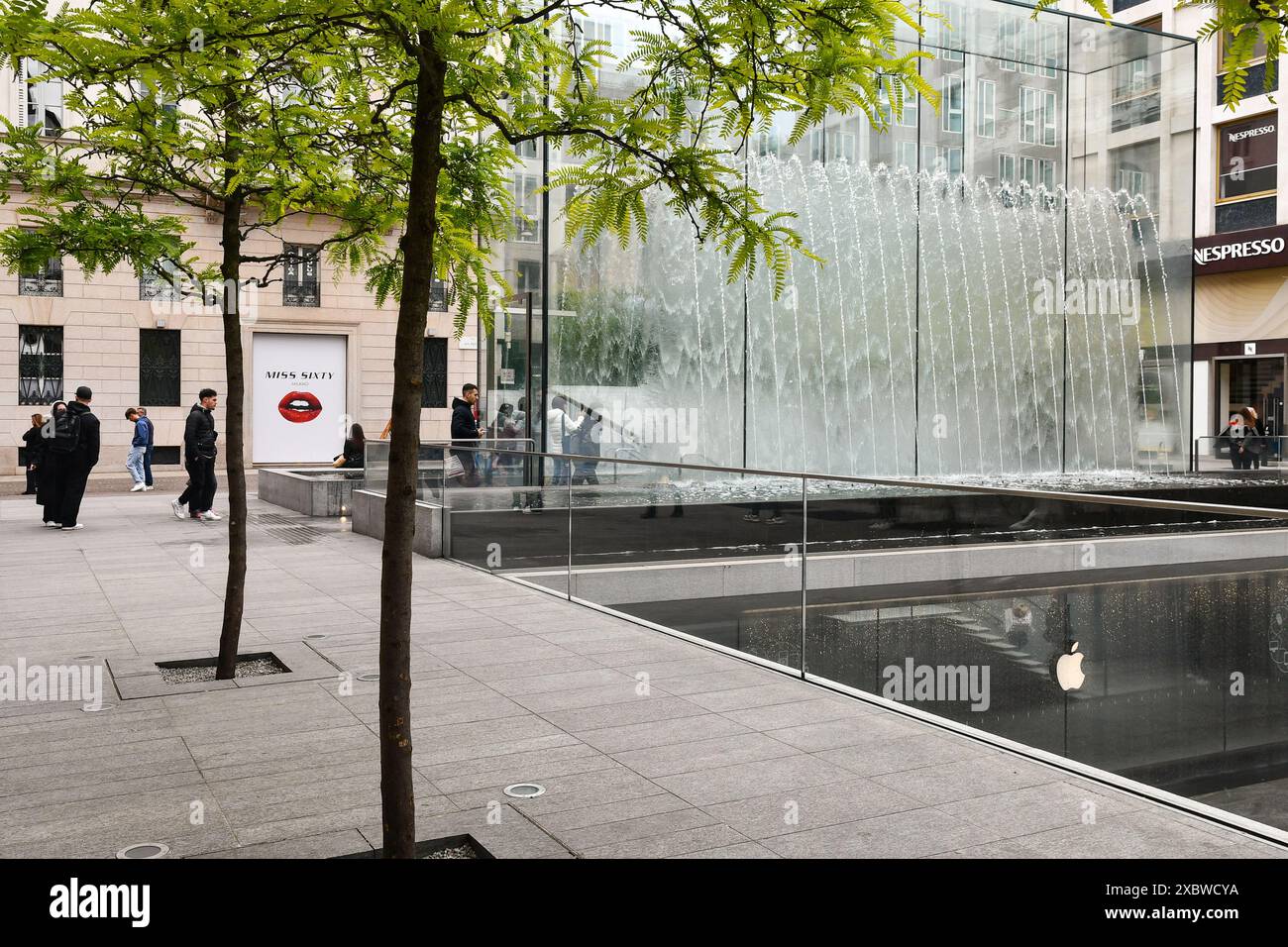 Exterior of the Apple flagship store, with the spectacular crystal ...