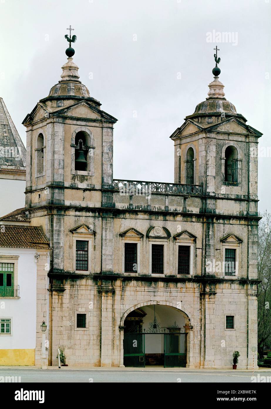 FACHADA DEL PANTEON DE LOS DUQUES - COMENZADA EN EL S XIII Y ...