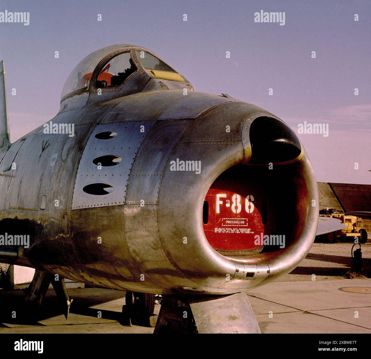 ENTRADA DE LA TURBINA DEL AVION SABRE F 86 - FOTO AÑOS 60. Location ...