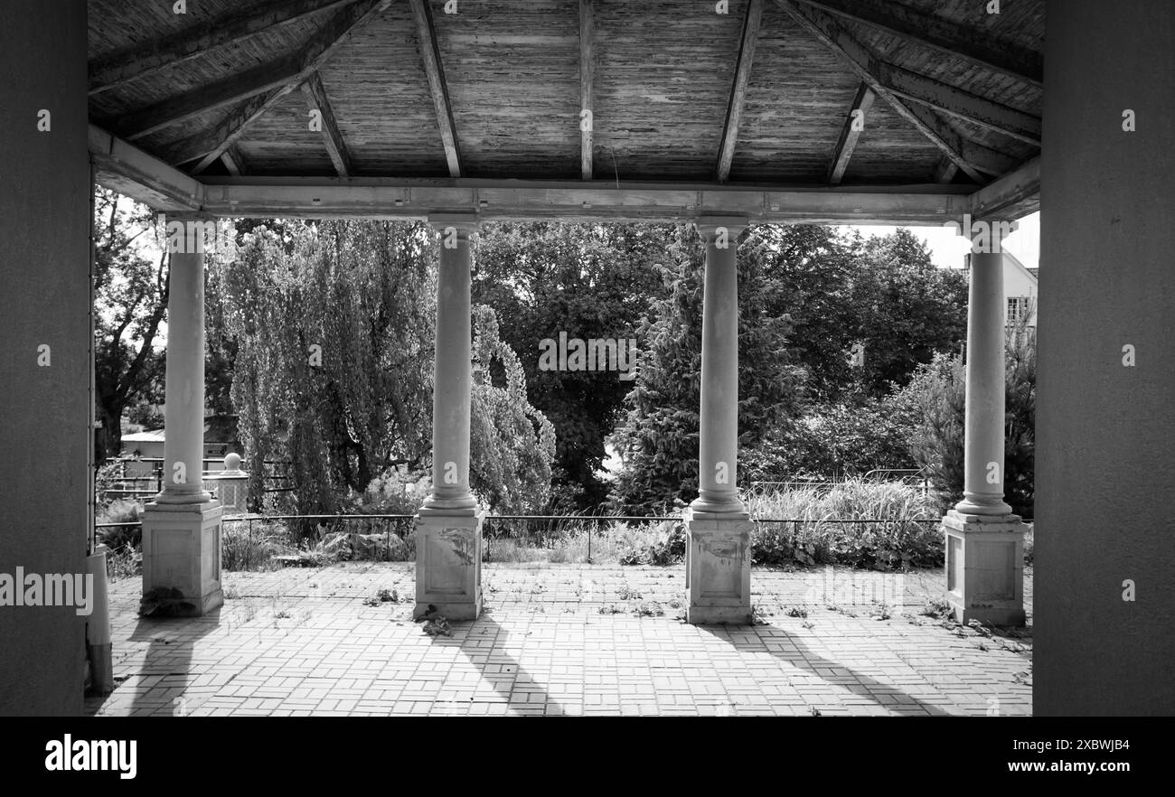 An empty patio during the summer Stock Photo - Alamy