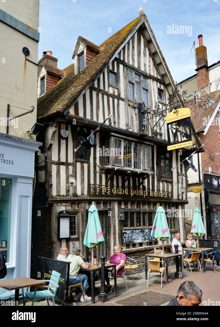 Ye Olde Pump House, A traditional British Seaside Pub on George St ...