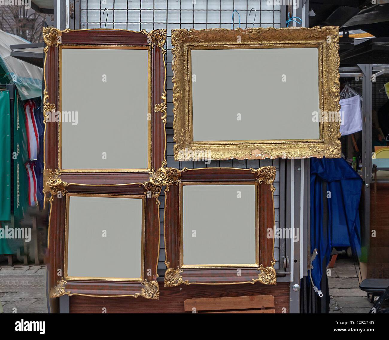 Old vintage blank frames outside on a street market Stock Photo - Alamy