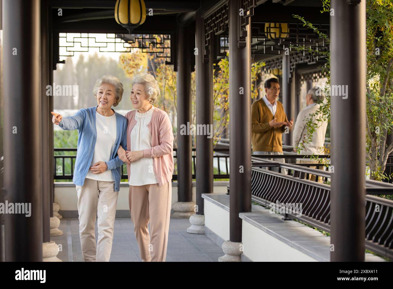 Four young women visiting hi-res stock photography and images - Alamy