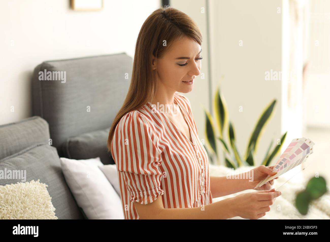 Young woman with paint color palettes at home Stock Photo - Alamy