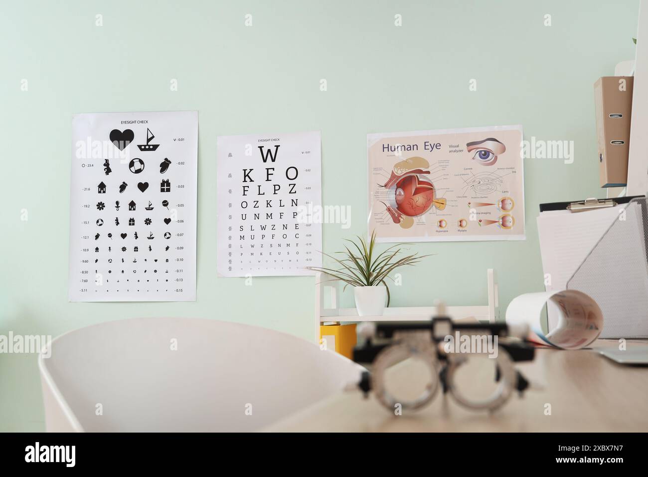 Eye vision test charts hi-res stock photography and images - Alamy