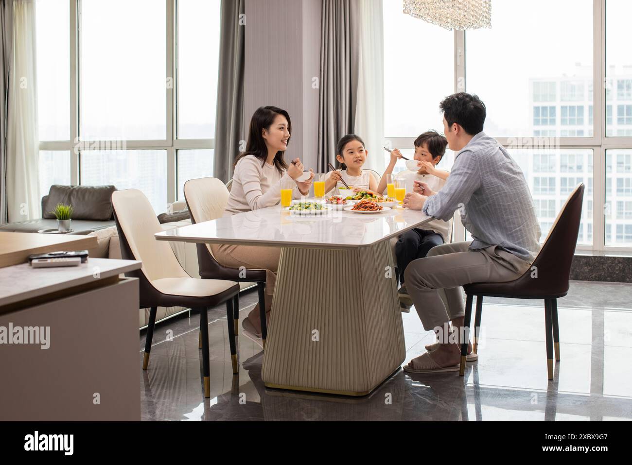 Family dining together hi-res stock photography and images - Alamy