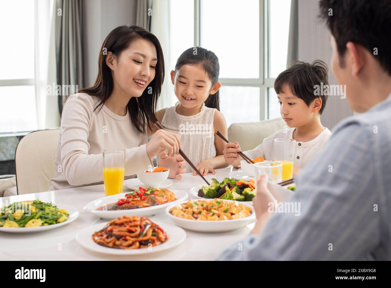 Family dining together hi-res stock photography and images - Alamy