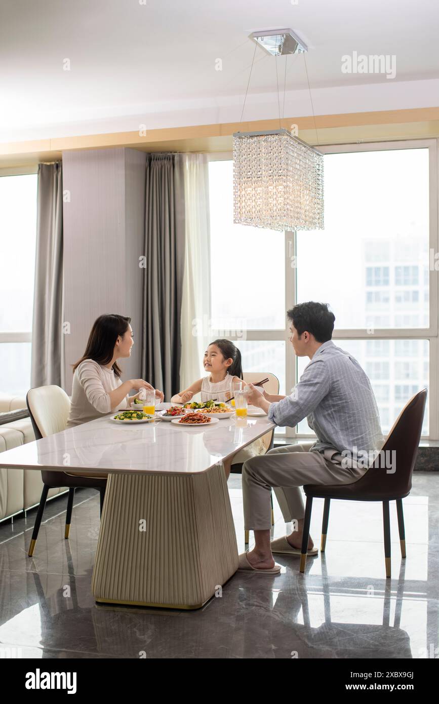 Family dining together hi-res stock photography and images - Alamy