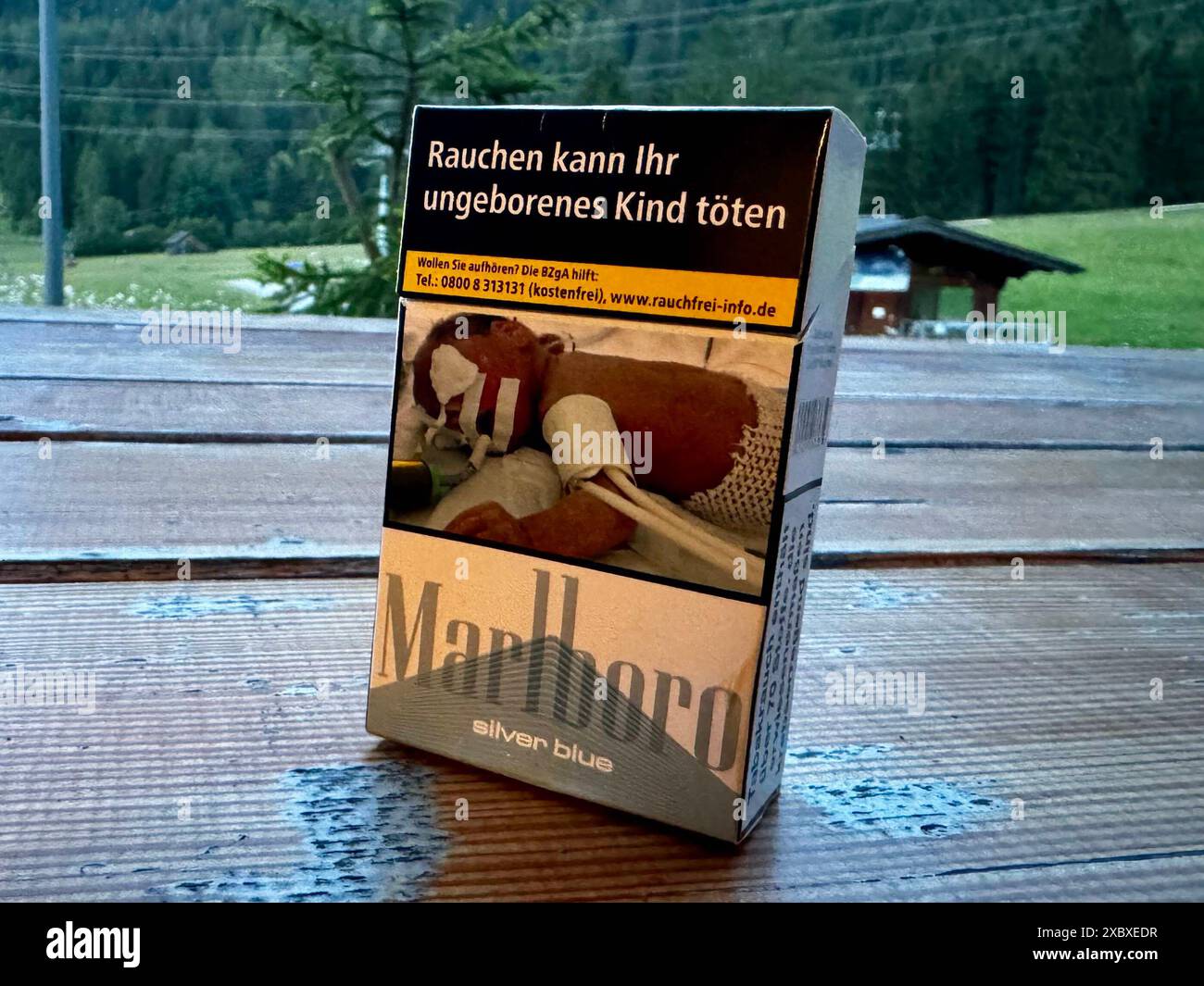Marlboro zigarettenpackung hi-res stock photography and images - Alamy