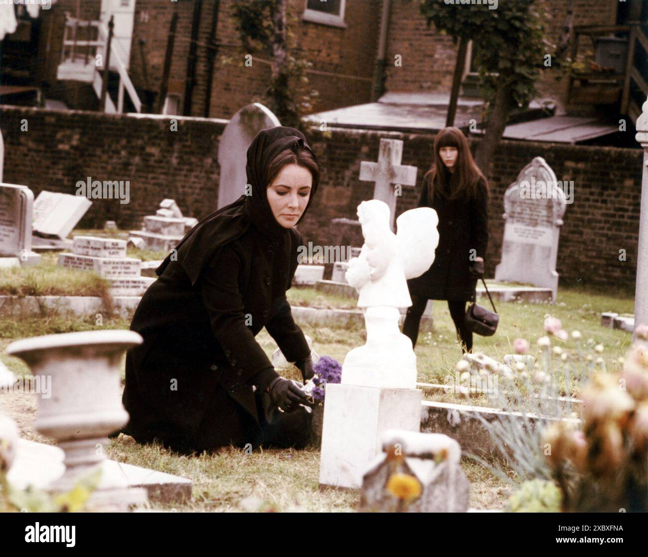 ELIZABETH TAYLOR & MIA FARROW.in Secret Ceremony (1968).*Filmstill ...