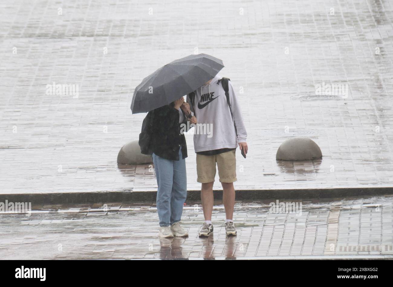 Non Exclusive: KYIV, UKRAINE - JUNE 12, 2024 - A man and woman share an ...