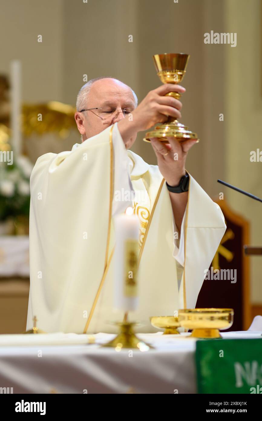 Consecration mass hi-res stock photography and images - Alamy