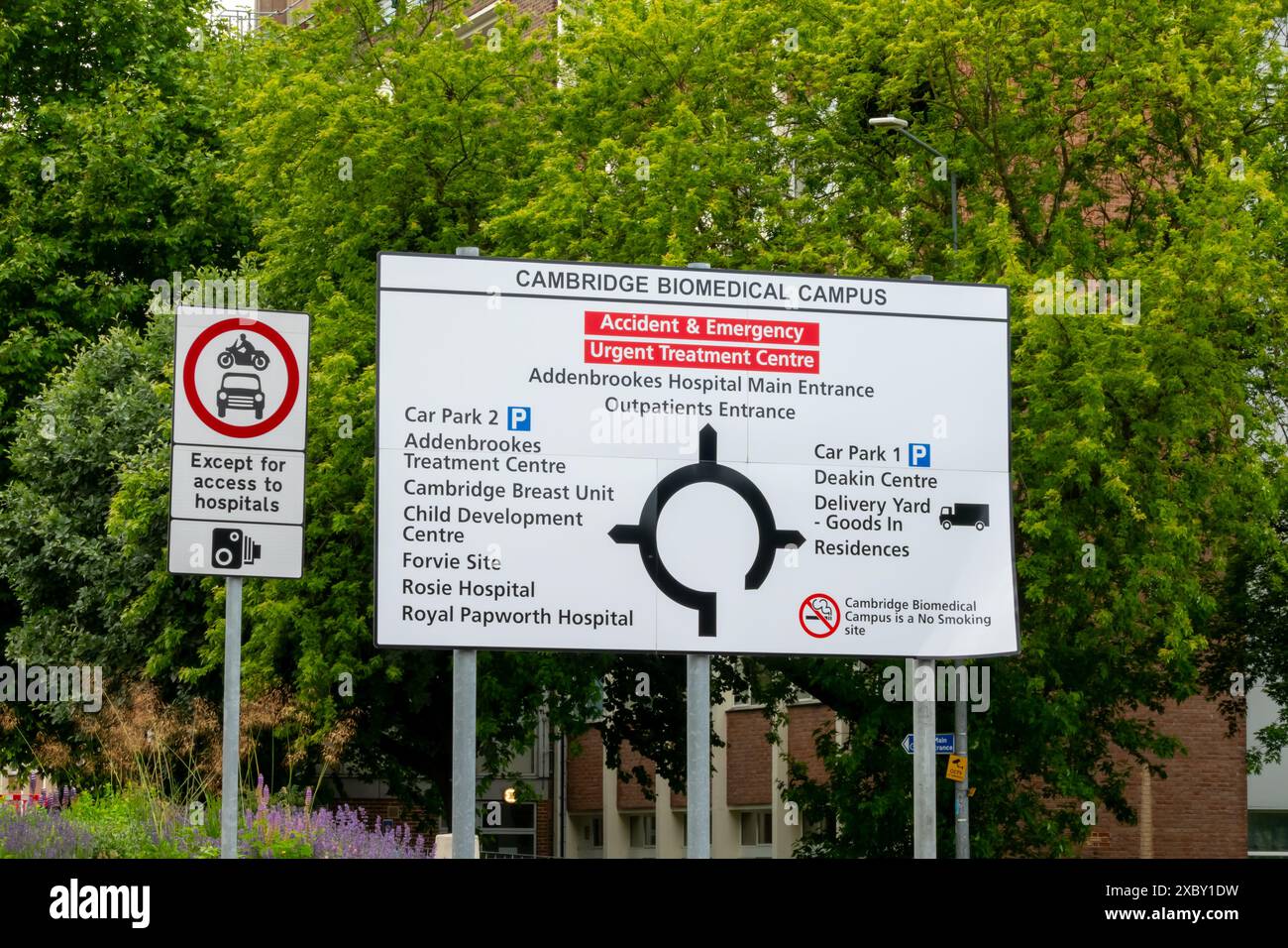 Hospital traffic sign hi-res stock photography and images - Alamy