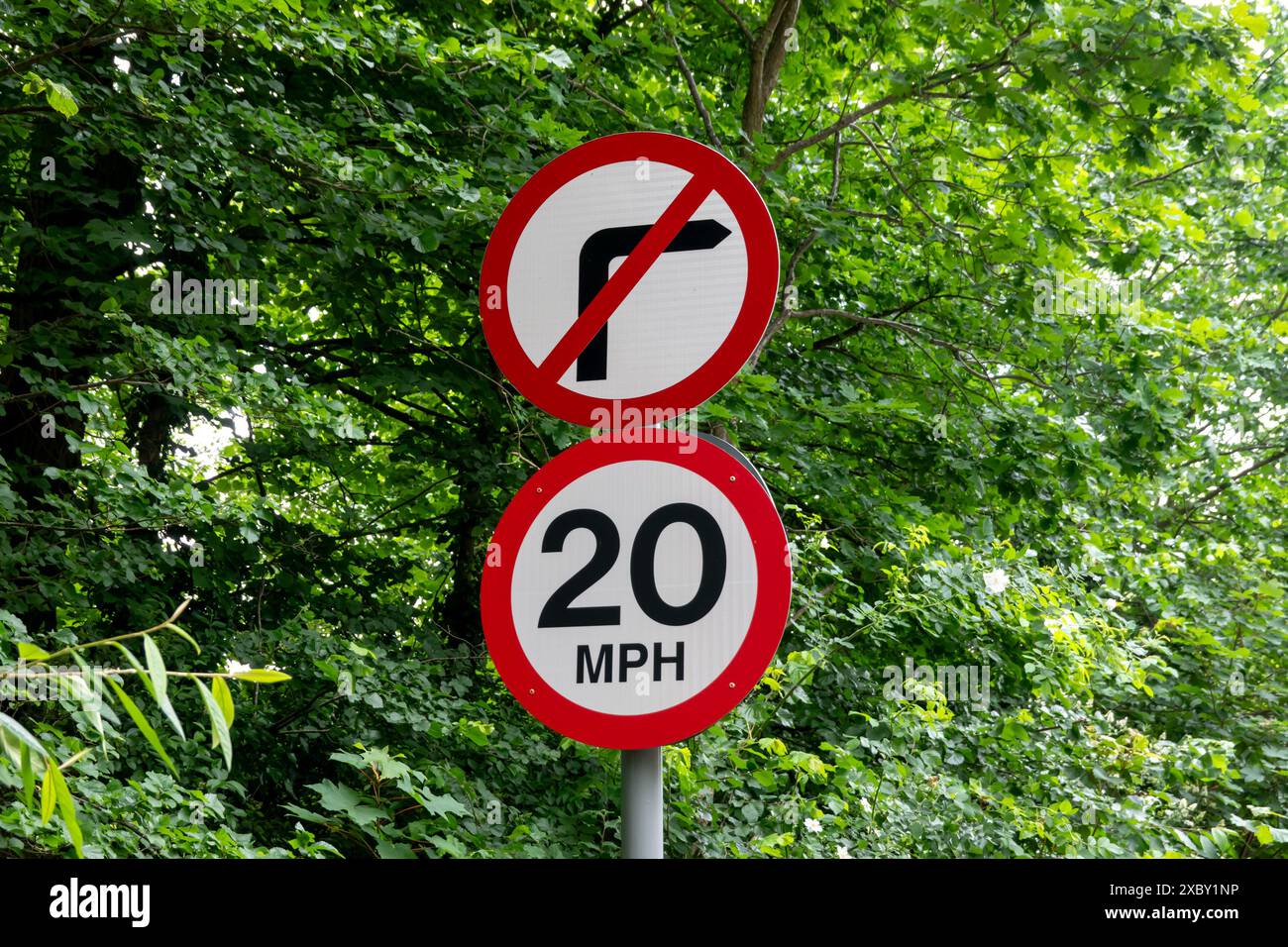 20mph speed road sign and no right turn sign Stock Photo - Alamy