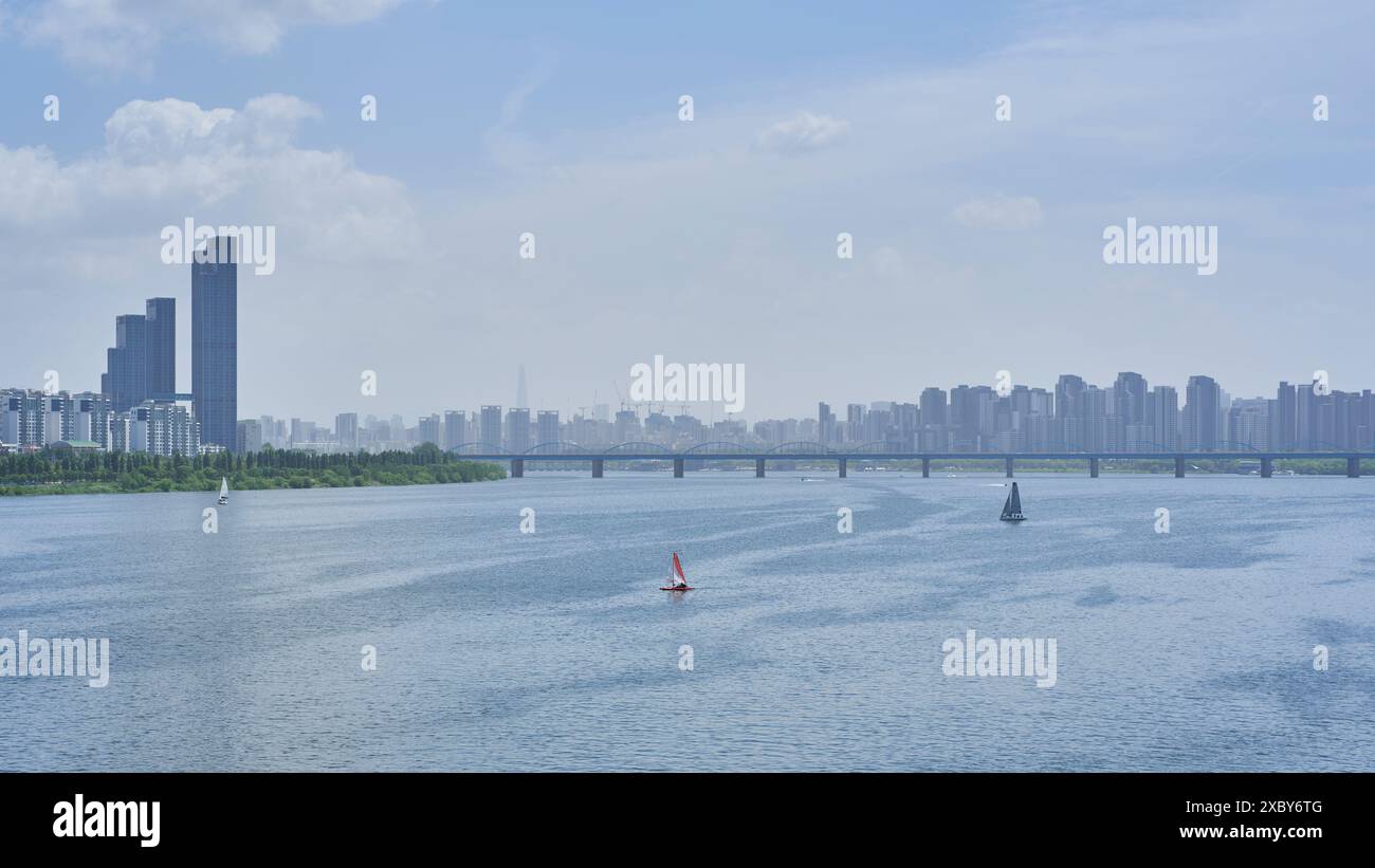 Han river Hangang and urban cityscape of Seoul, capital of South Korea ...