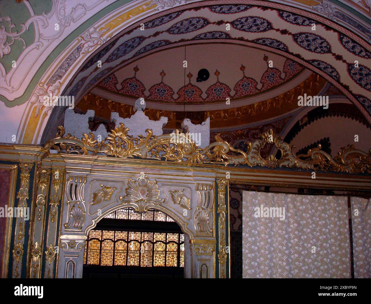 the topkapi Palace Museum in istanbul is world famous the topkapi ...