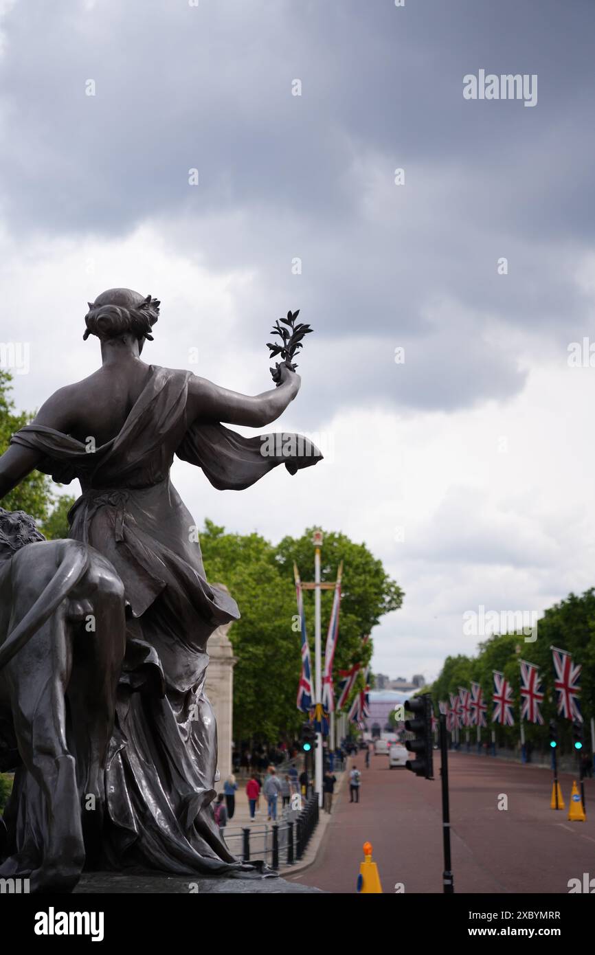 Victoria Memorial's Peace Statue overlooking The Mall Stock Photo - Alamy