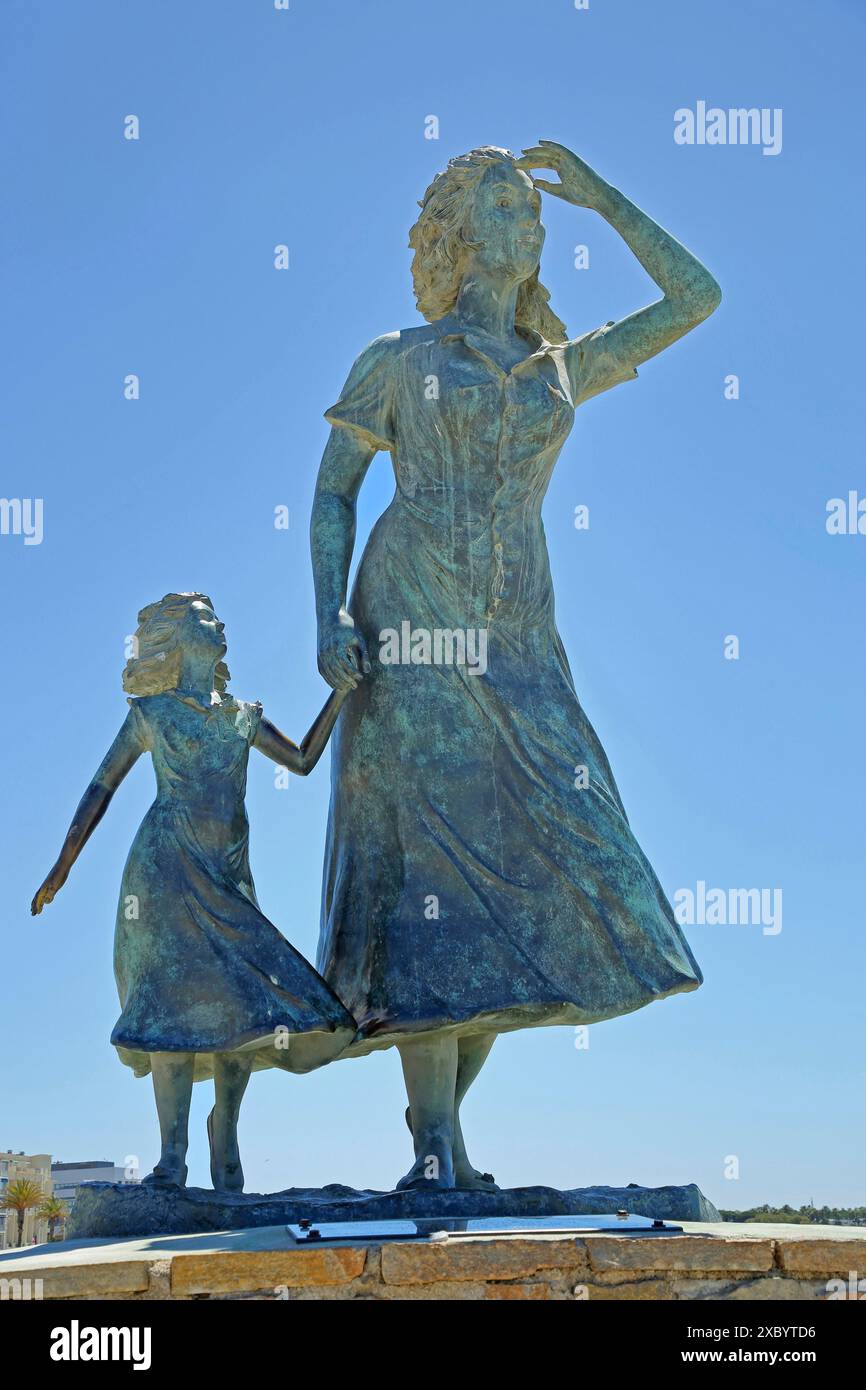 Sculpture L'Esperance by Ali Salem 2014, two, woman, child, girl, hold ...