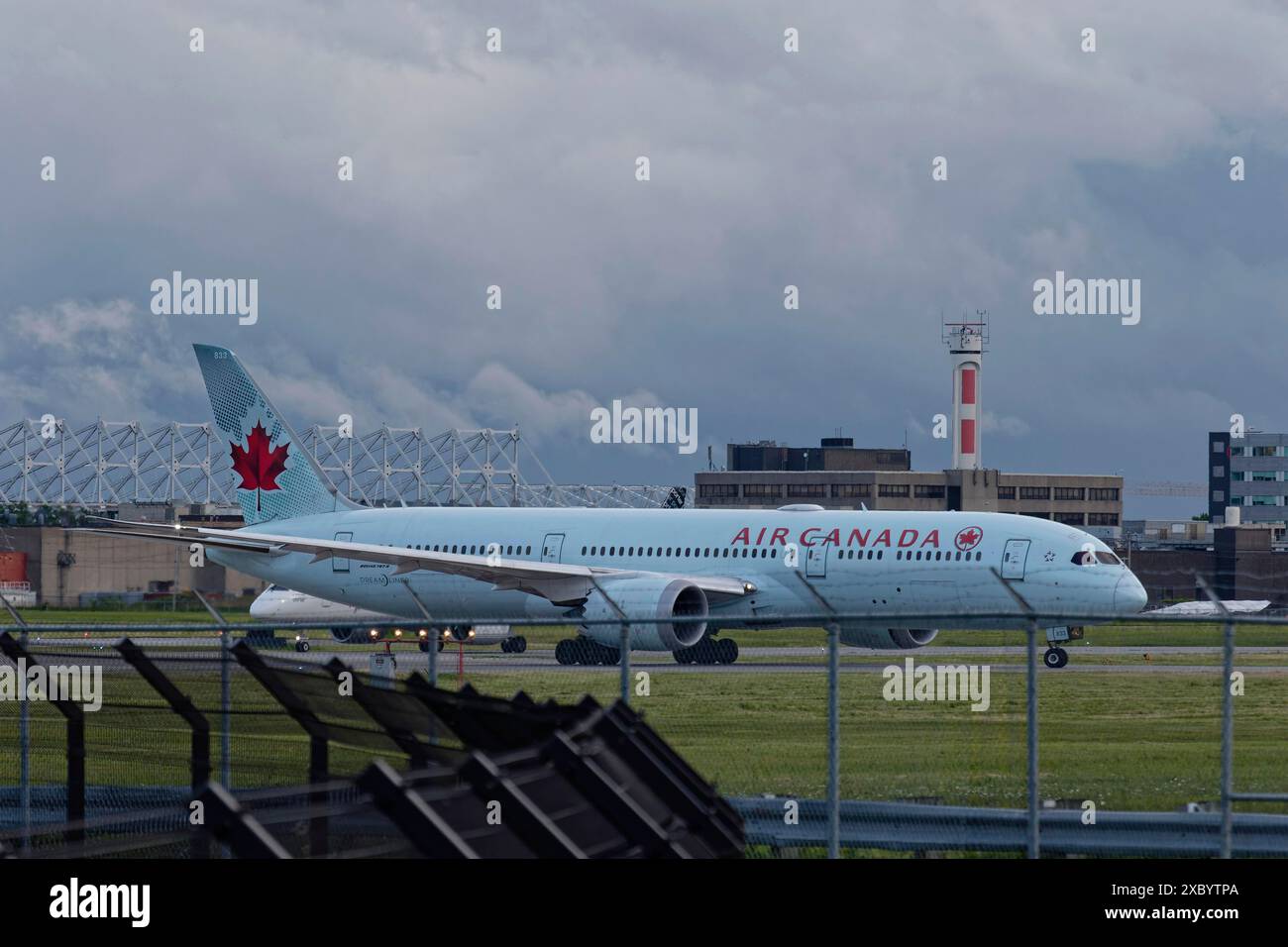 Montreal airport canada hi-res stock photography and images - Alamy