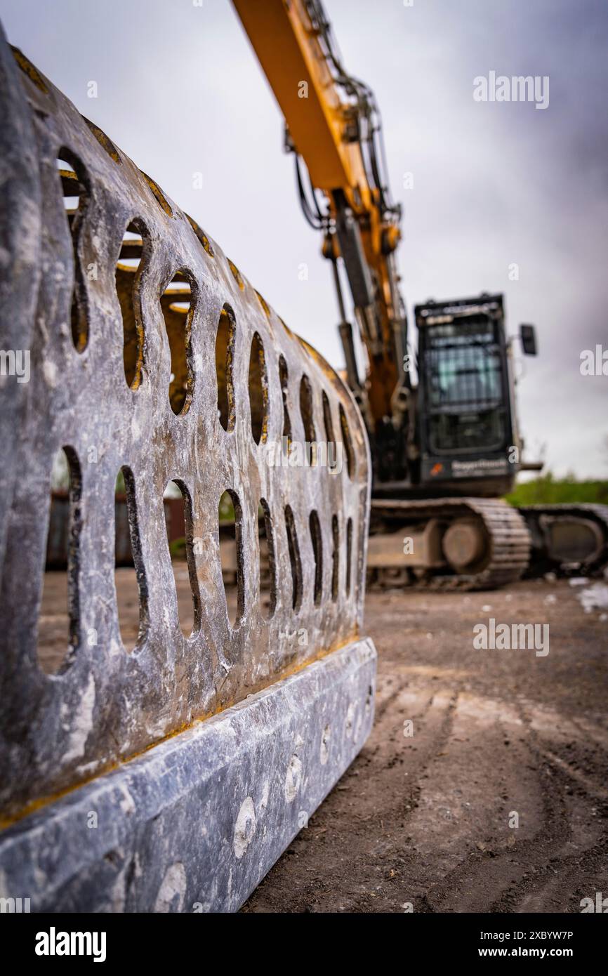 Close-up of a demolition machine with focus on the metal grab, blurred ...