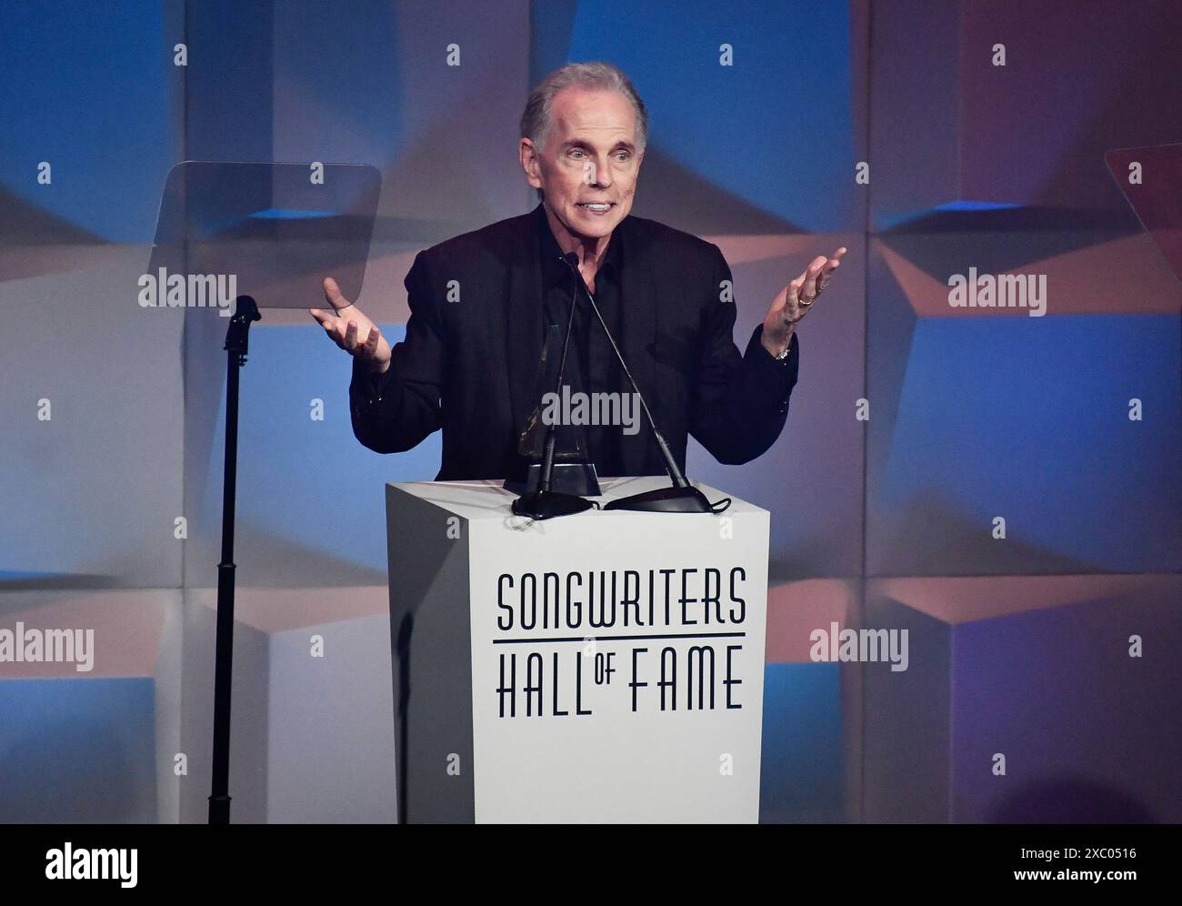 Inductee Dean Pitchford speaks at the Songwriters Hall of Fame ...