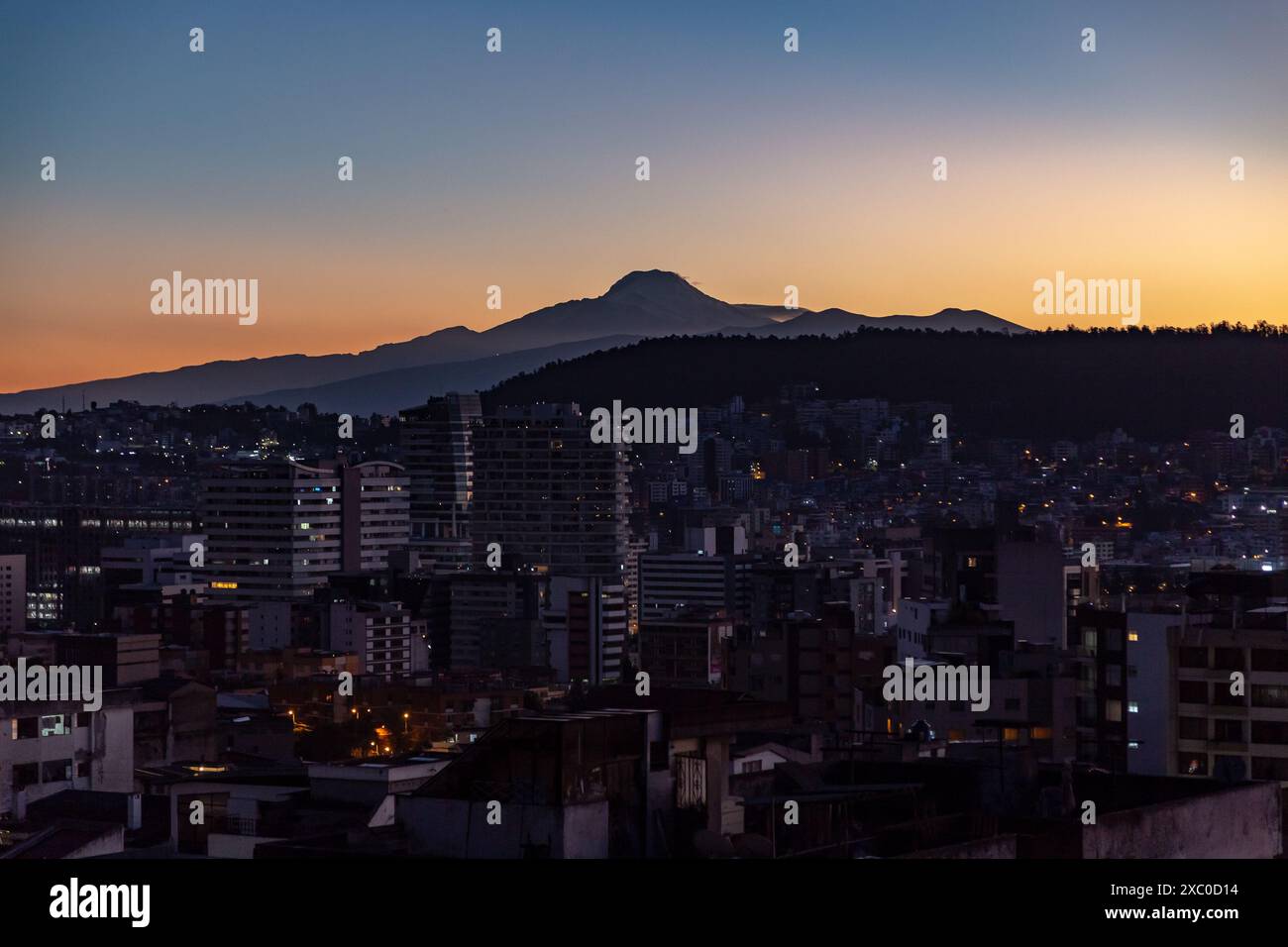 Silueta del volcan cayambe y edificios de Quito al amanecer Stock Photo ...