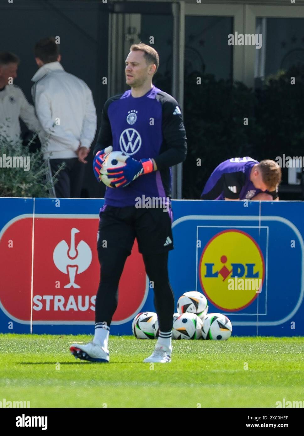 Manuel Neuer (Deutschland , #01) mit Ball, GER, Abschlusstraining MD-1 ...