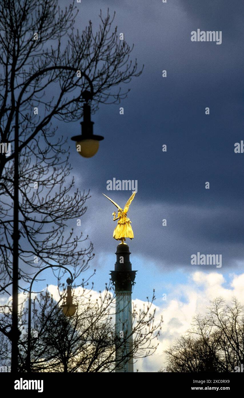 Monument peace golden angel hi-res stock photography and images - Alamy