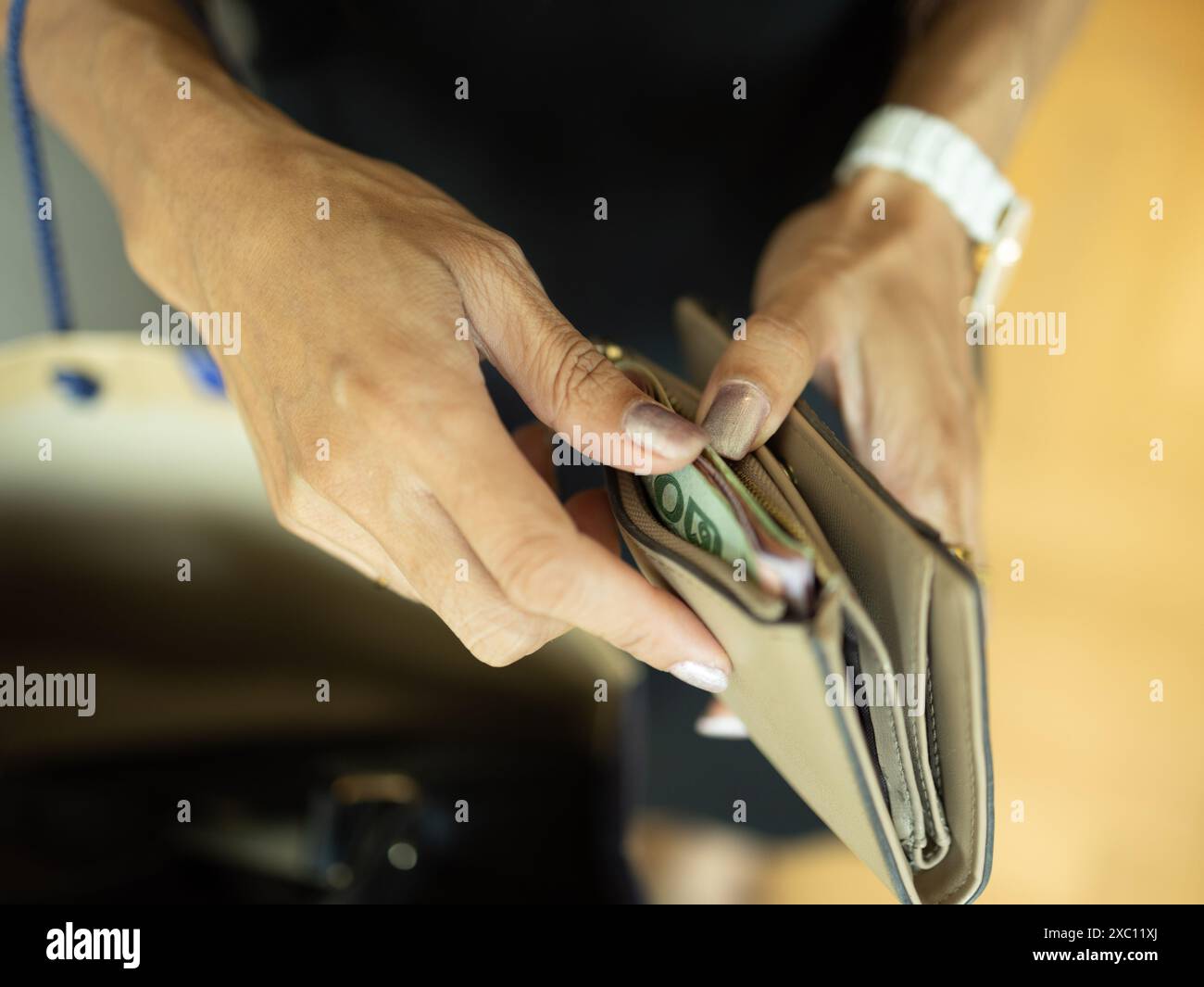 Female wallet notes hi-res stock photography and images - Alamy