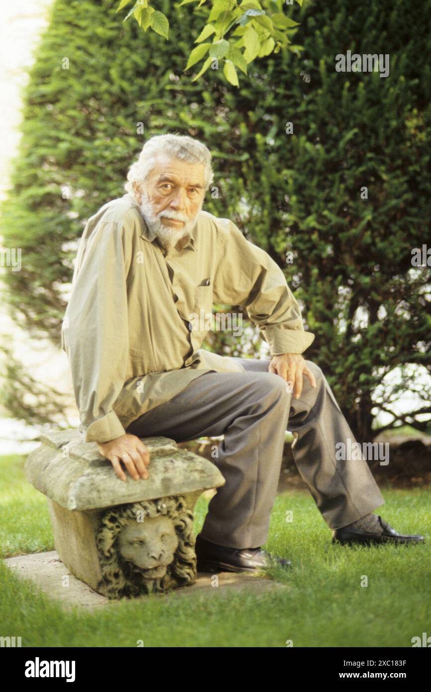 Alain ROBBE GRILLET (ROBBE-GRILLET) - Date : 20010801 ©John Foley/Opale ...