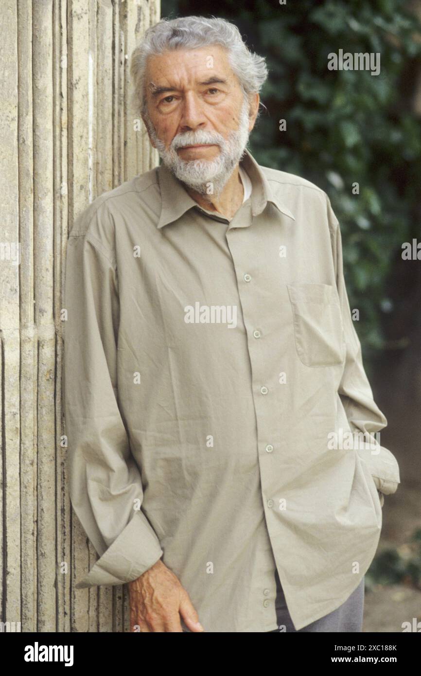 Alain ROBBE GRILLET (ROBBE-GRILLET) - Date : 20010801 ©John Foley/Opale ...