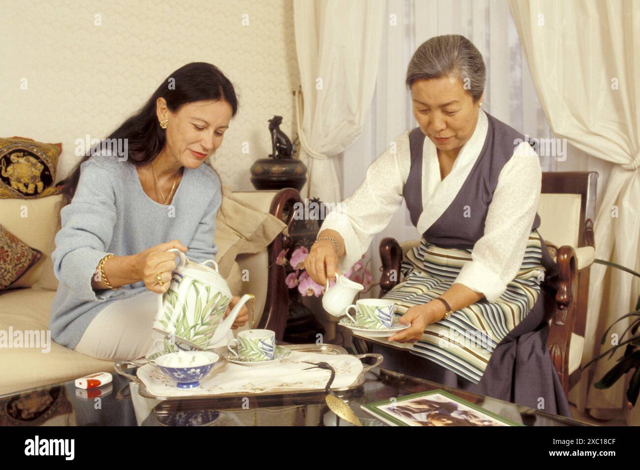 Irene FRAIN et Jetsun PEMA - Date : 20010801 ©John Foley/Opale.photo ...