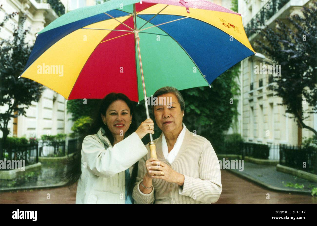 Irene FRAIN et Jetsun PEMA - Date : 20010801 ©John Foley/Opale.photo ...