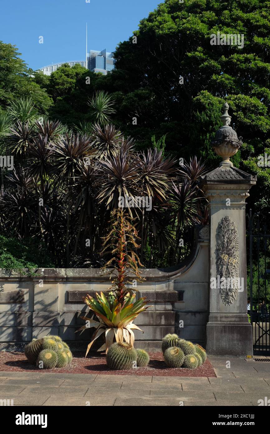 Botanical Gardens Pillars Lehman College Art Gallery: Architecture/The