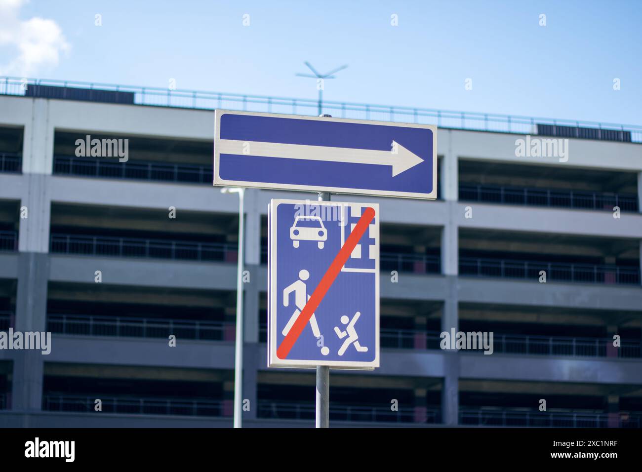 A blue sign with a right arrow is shown in the image. Keywords sky ...