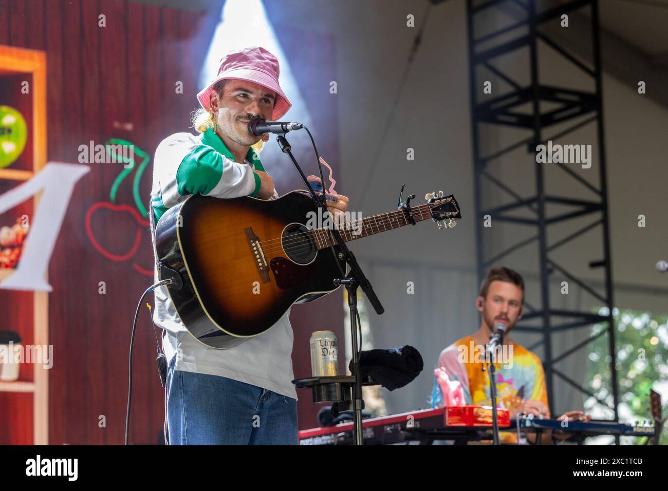 Medium build carpenter hi-res stock photography and images - Alamy